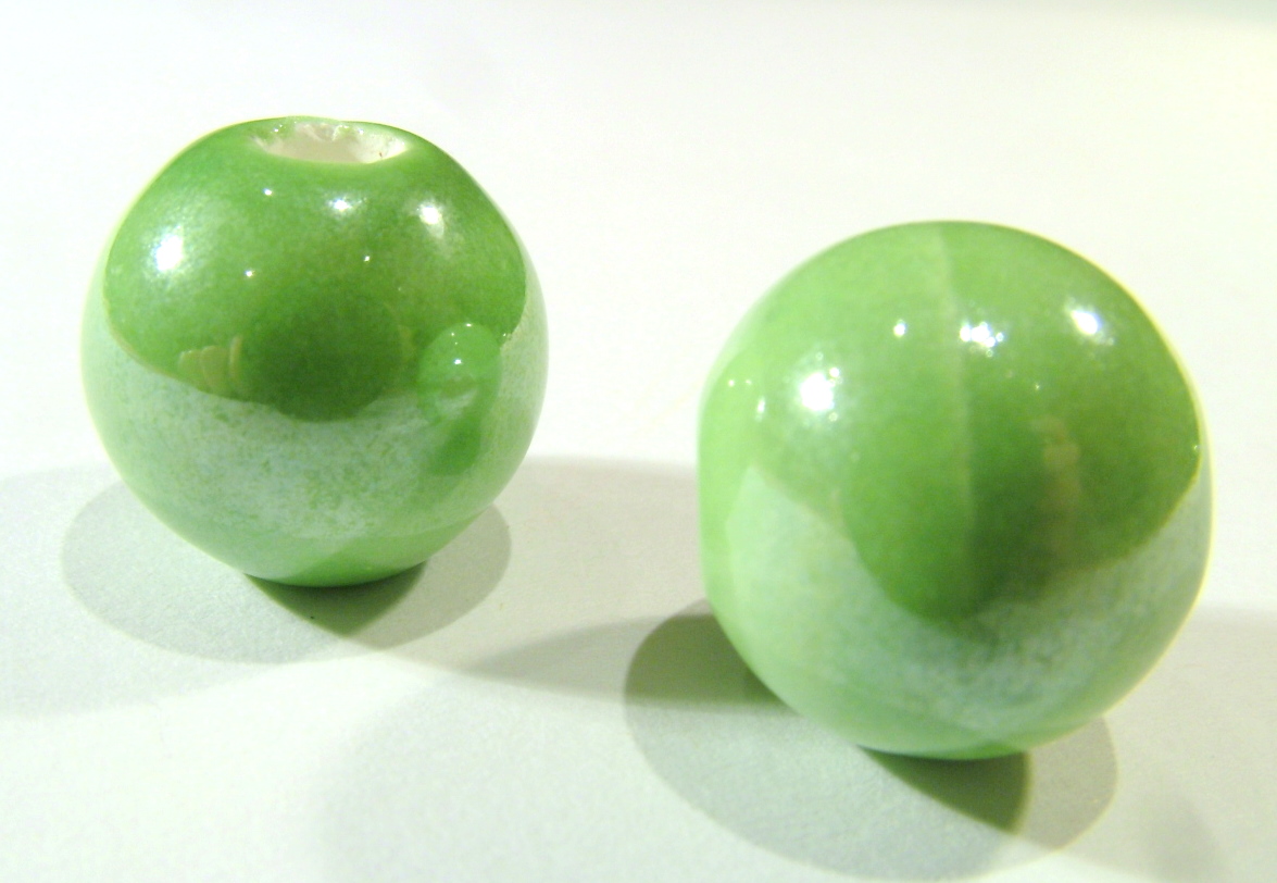 18mm Round Ceramic Light Green Lustre – The Beadster